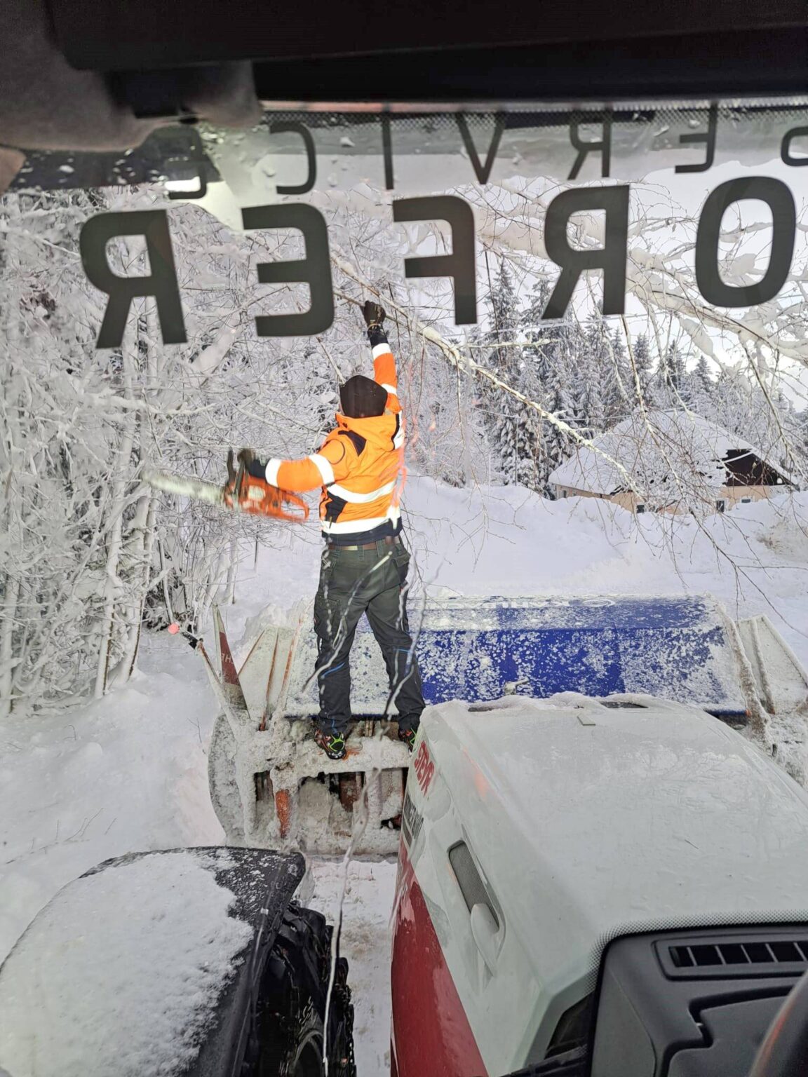 Im Mühlviertel kämpft man mithilfe von Kahlbacher-Winterdienstgeräten ...